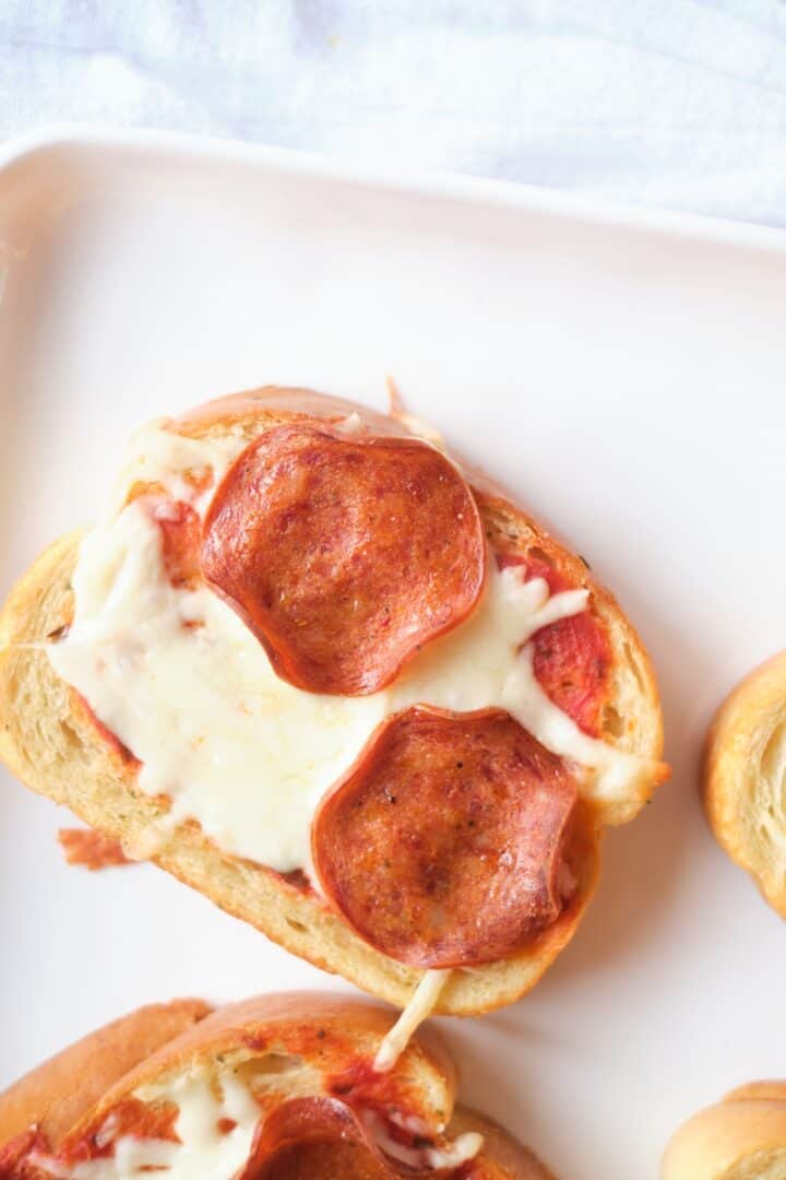 Easy Pizza Toast Recipe - Use Garlic Bread To Kick This Pizza Up a Notch