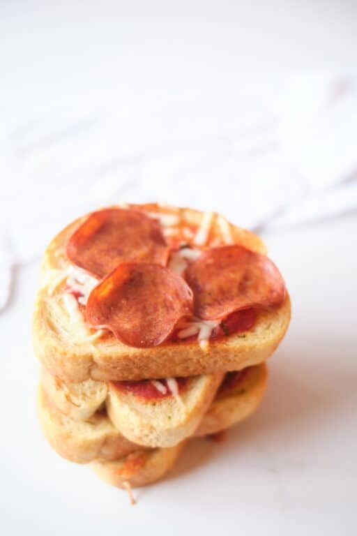 Easy Pizza Toast Recipe - Use Garlic Bread To Kick This Pizza Up a Notch