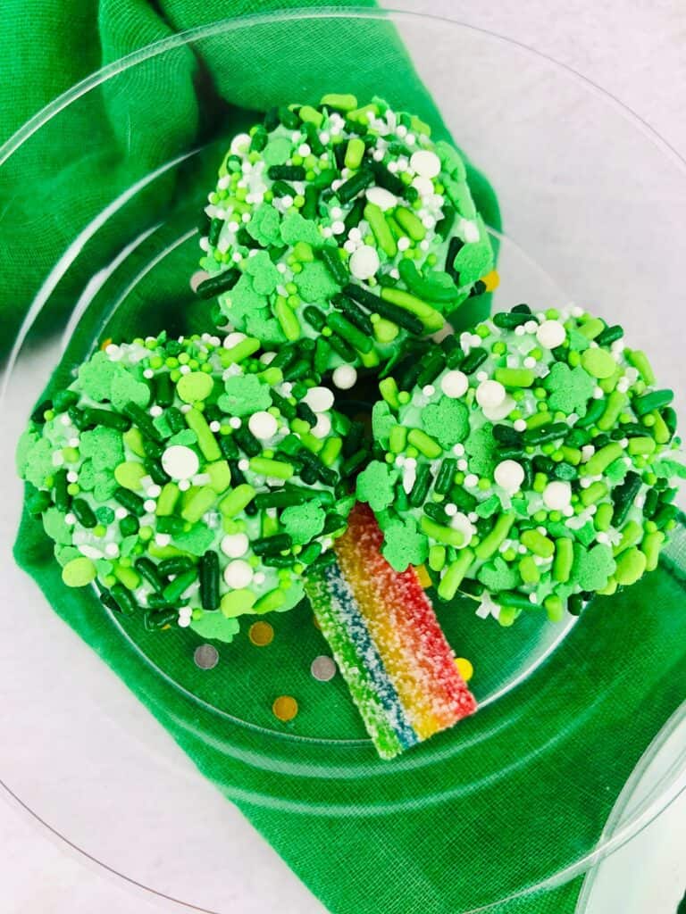 These Shamrock Cupcakes Will Bring Good Luck On St. Patrick's Day
