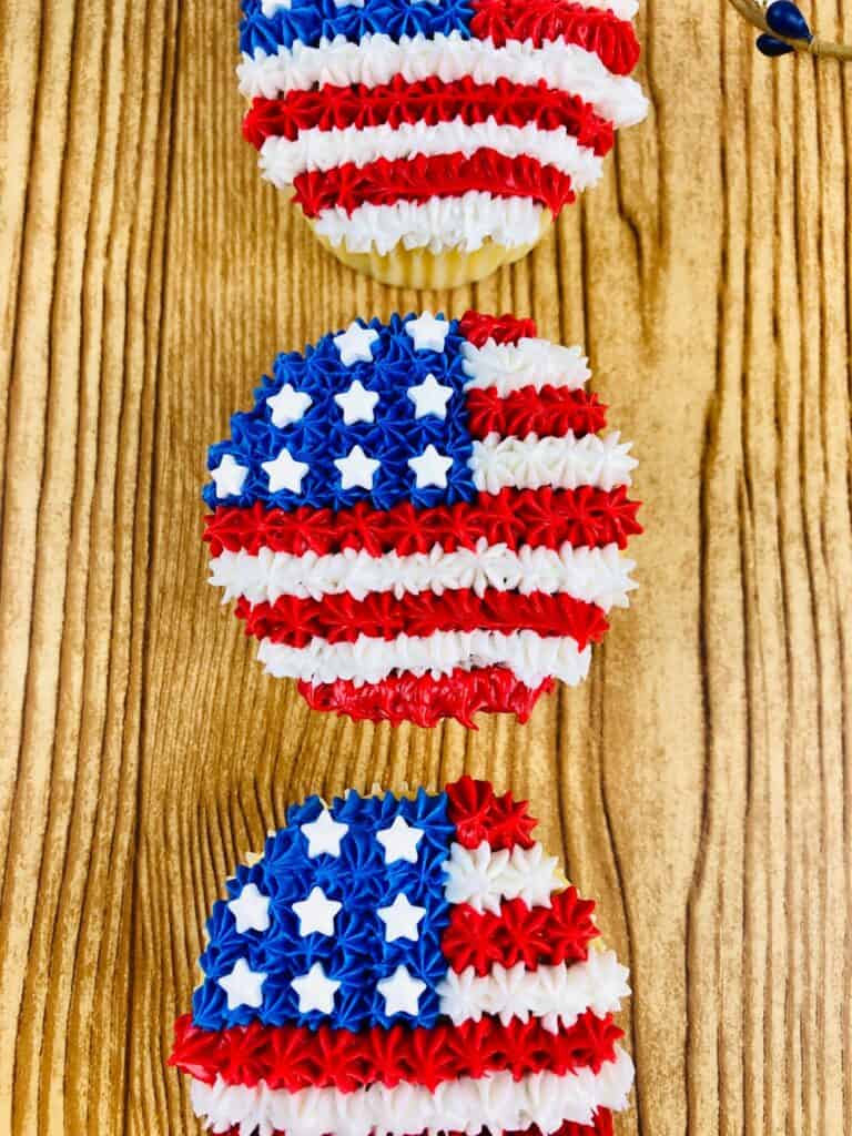 These US Flag Cupcakes Are a Fun Way to Celebrate The 4th Of July!