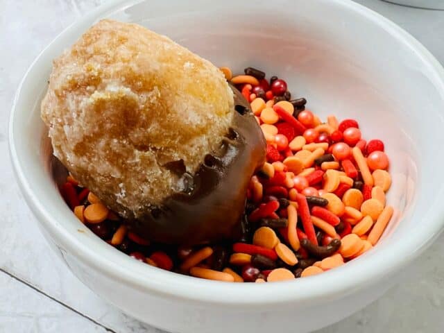 Donut Hole Acorns Are a Yummy Fall Treat