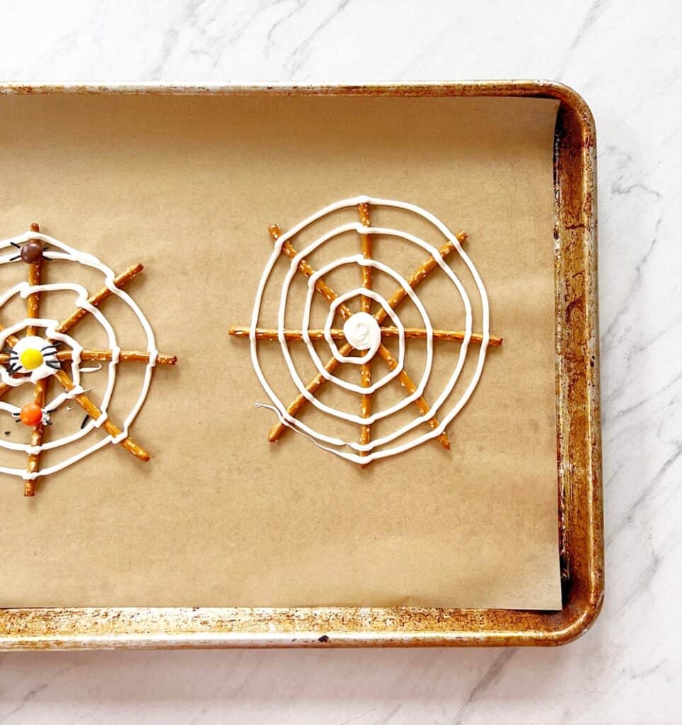 Chocolate Pretzel Spiderwebs Are The Perfect Sweet and Salty Halloween ...