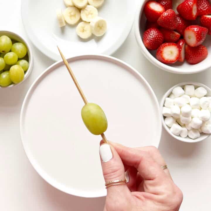 These Grinch Fruit Kabobs Are A Healthy Holiday Christmas Snack