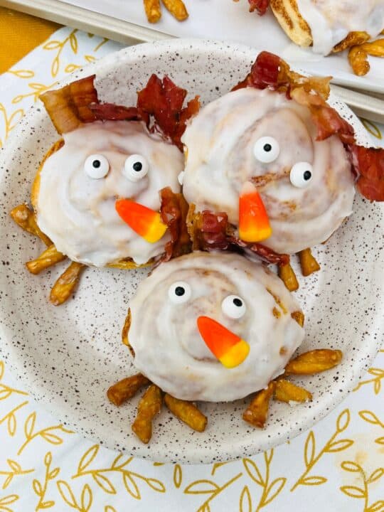 Turkey Cinnamon Rolls Are A Cute and Easy Thanksgiving Breakfast