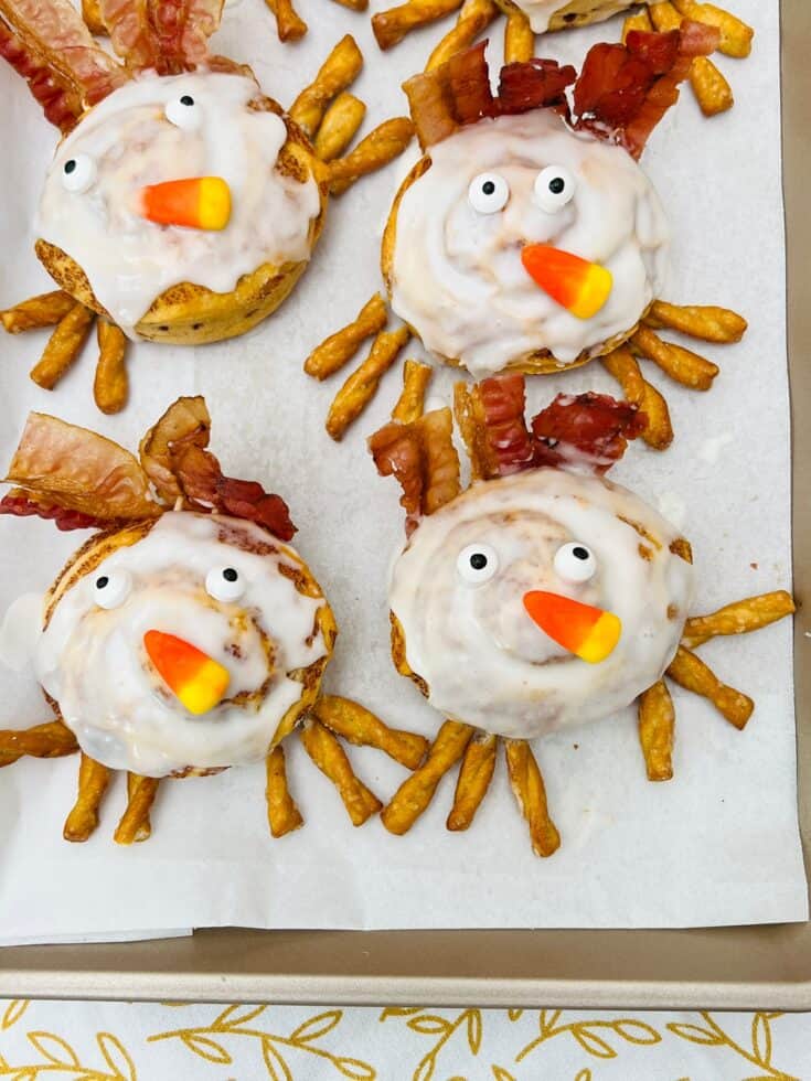 Turkey Cinnamon Rolls Are A Cute and Easy Thanksgiving Breakfast