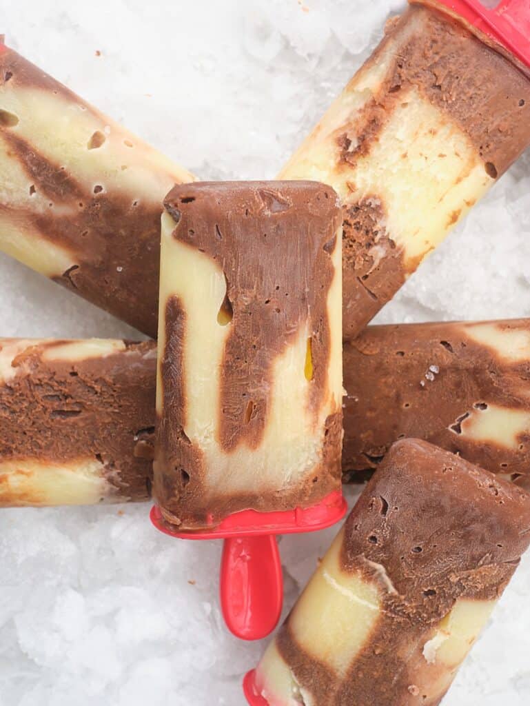 Easy Homemade Vanilla and Chocolate Jello Pudding Pops