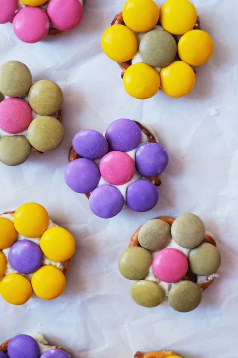 Candy Pretzel Flowers Are A Cute and Colorful Treat