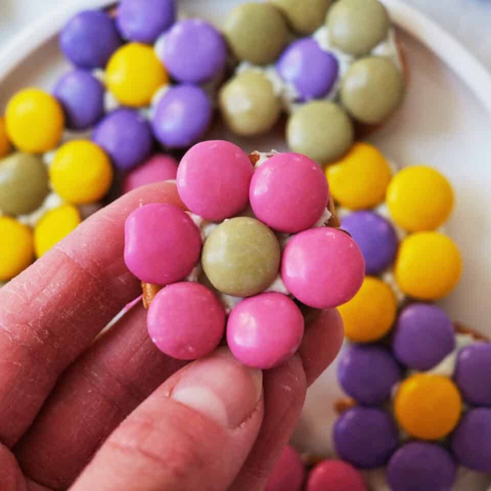 Candy Pretzel Flowers Are A Cute and Colorful Treat
