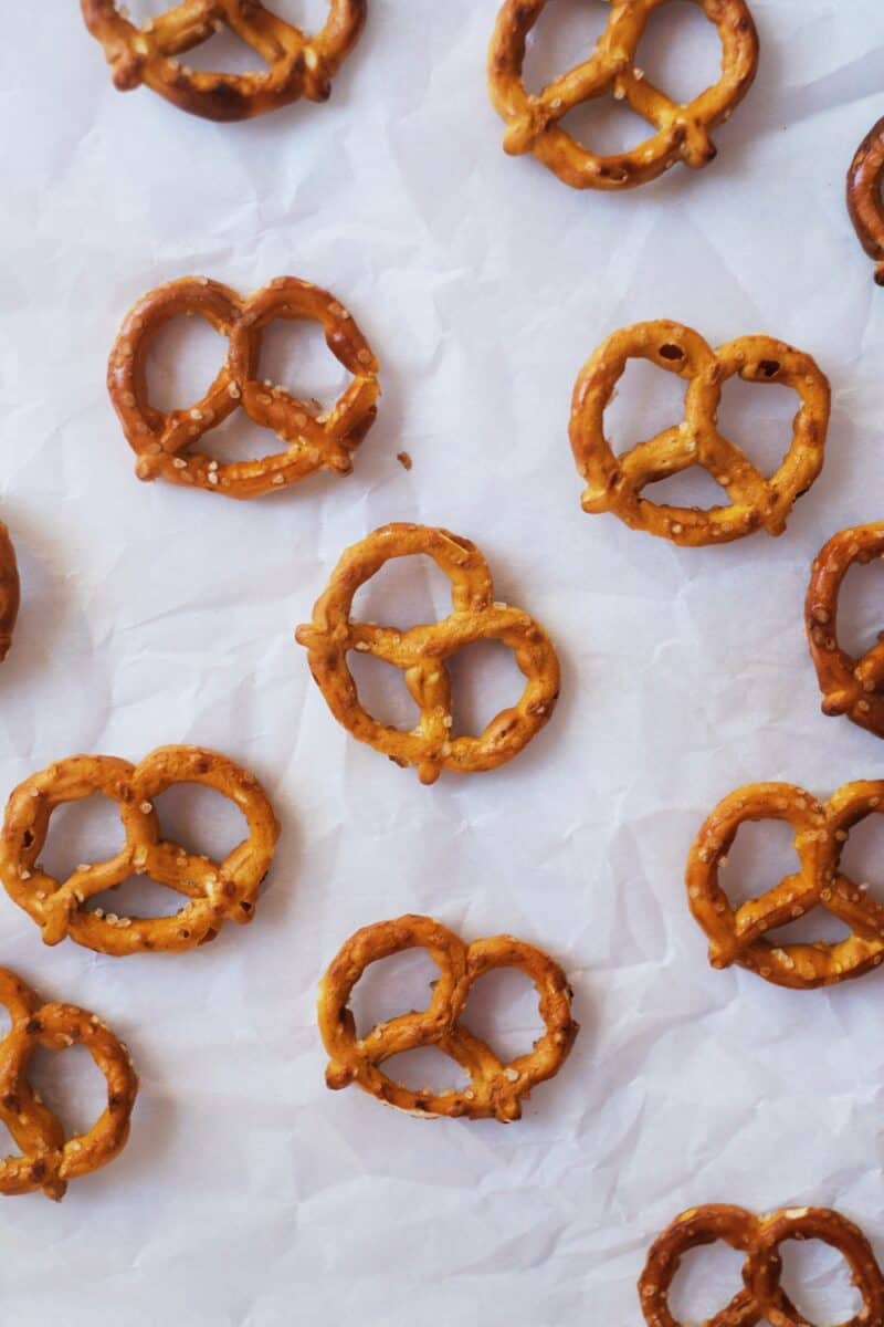 Candy Pretzel Flowers Are A Cute and Colorful Treat