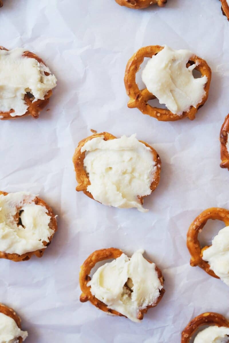 Candy Pretzel Flowers Are A Cute and Colorful Treat