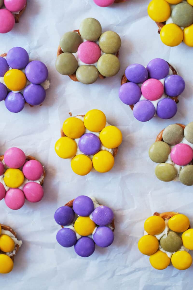 Candy Pretzel Flowers Are A Cute and Colorful Treat