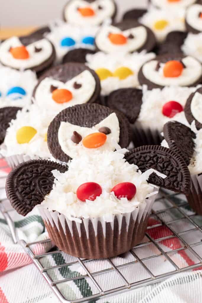 Easy Penguin Cupcakes: Festive Holiday Winter Treat