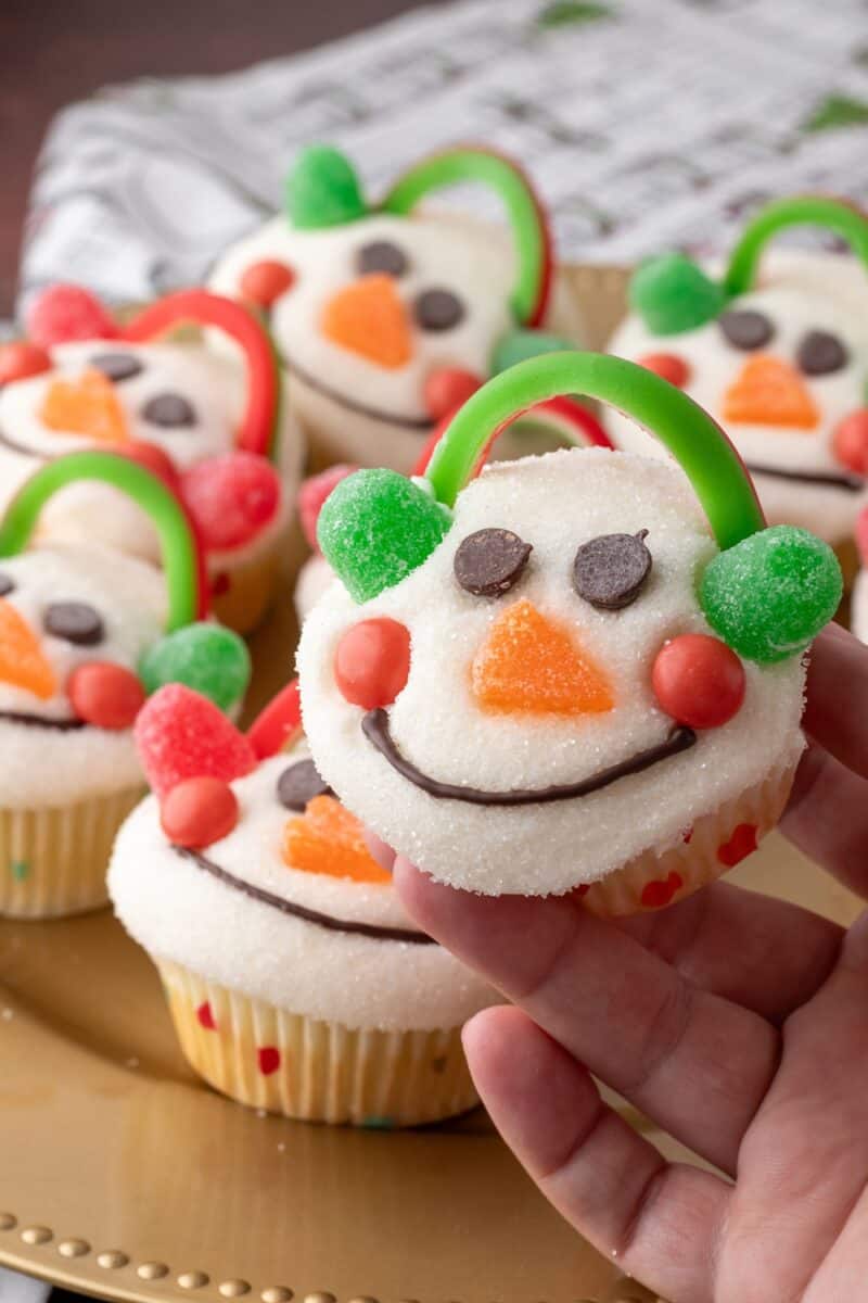 How To Make Sweet And Adorable Snowman Cupcakes