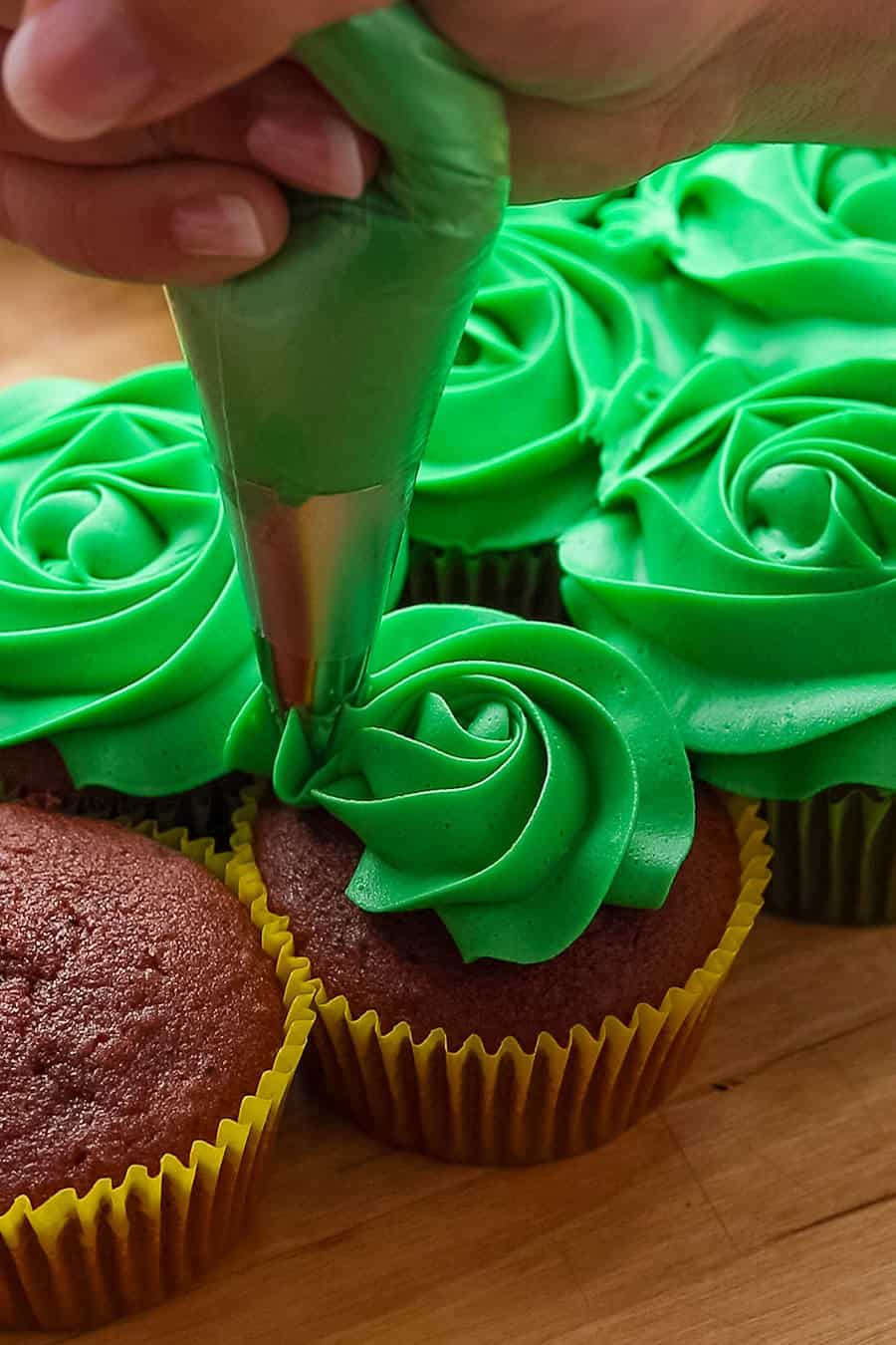 These Festive Wreath Cupcakes Are An Impressive Christmas Dessert! These Festive Wreath Cupcakes Are An Impressive Christmas Dessert!